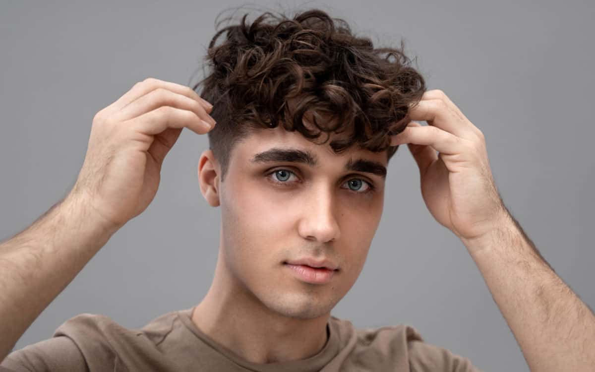 Cara Mudah Merawat Rambut Ikal untuk Pria – Hynin Beauty